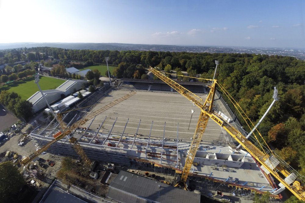 STRABAG Sportstättenbau gestaltet Rasenfläche und Außenanlagen neu